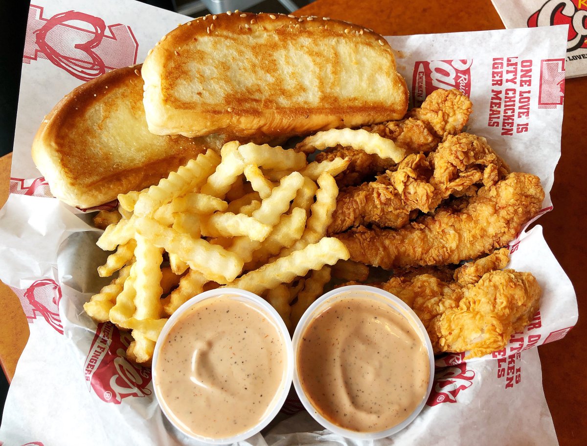 El popular restaurante de pollo Raising Cane abrirá la ubicación de ...